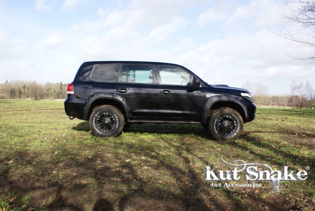 Kut-Snake Land Cruiser 200 fender flares by Adventure Trucks